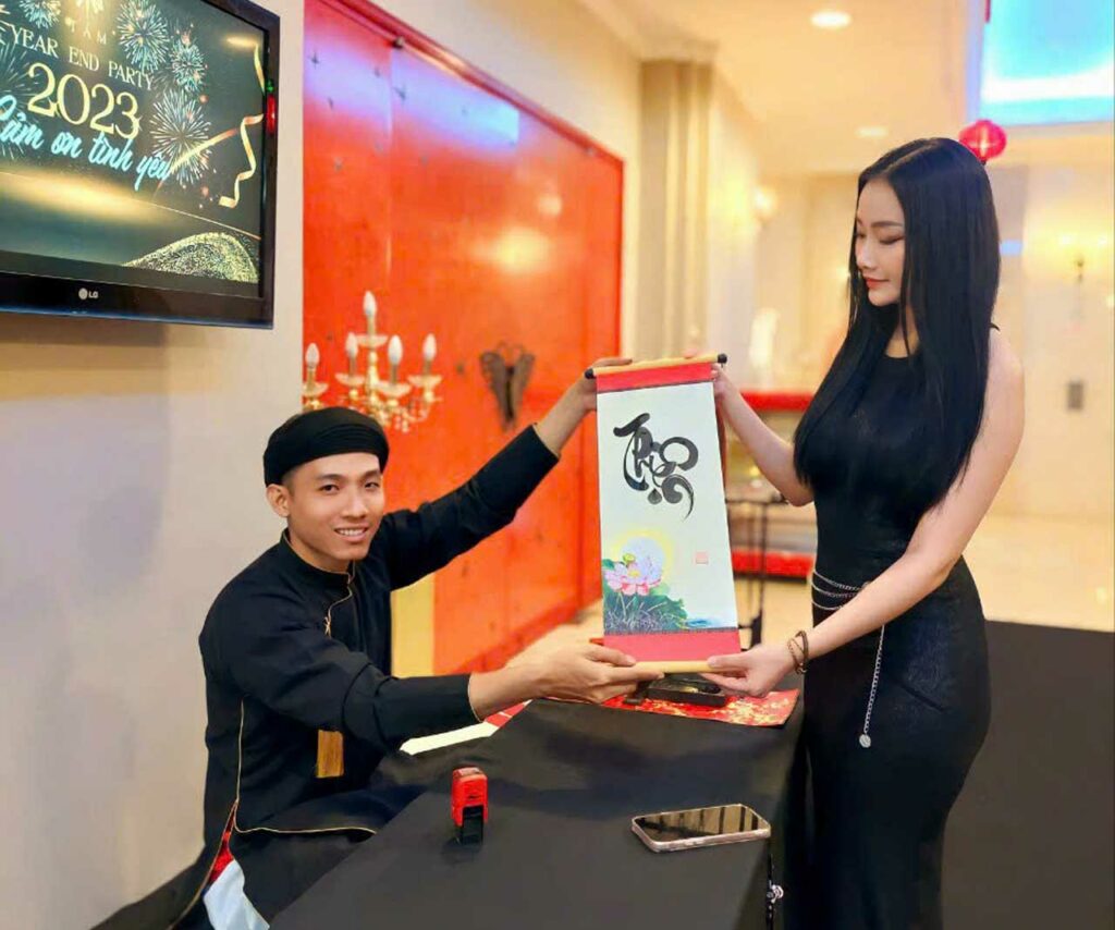 Giá thuê ông đồ viết thư pháp Tp.HCM - Tranh Thư Pháp - Quà Tặng Lưu Niệm - Dịch Vụ ông Đồ